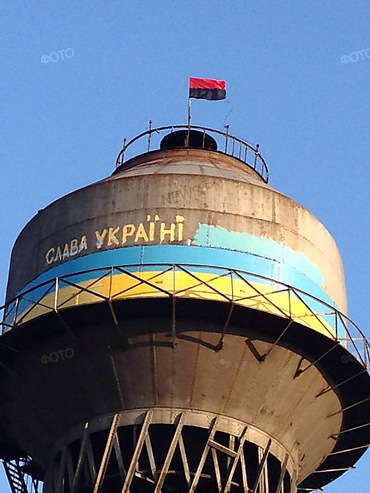 В Николаеве на башне Шухова вывесили красно-черный флаг