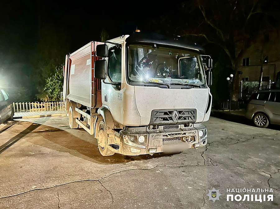 В Одесской области пьяный водитель мусоровоза задавил рабочего на кладбище