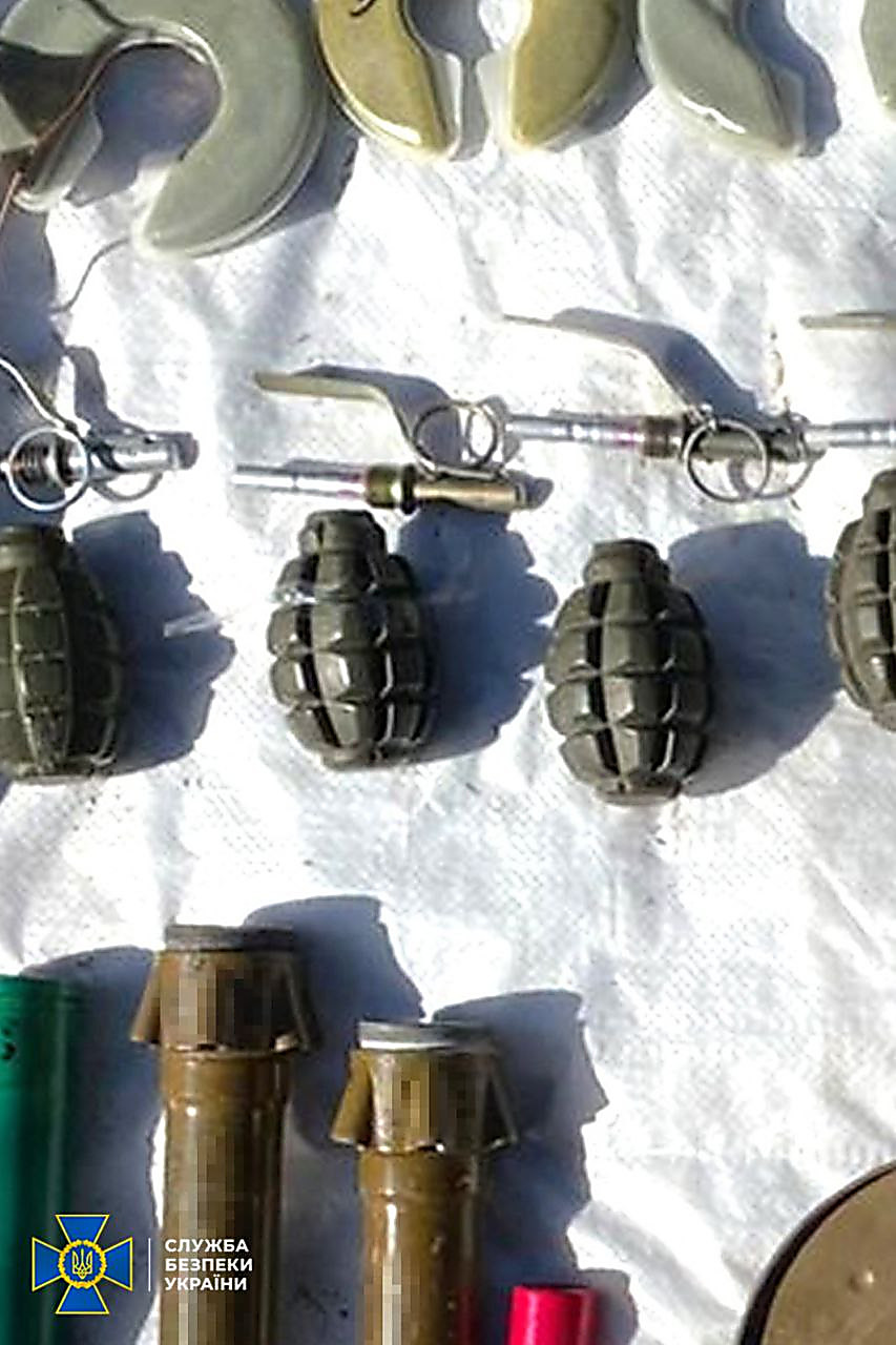 СБУ и Нацполиция задержали семерых дельцов которые пытались торговать «трофейным оружием рашистов