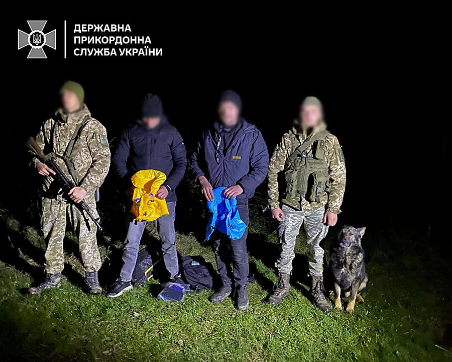 Пограничники задержали мужчин, которые хотели переплыть Тису в детских ...